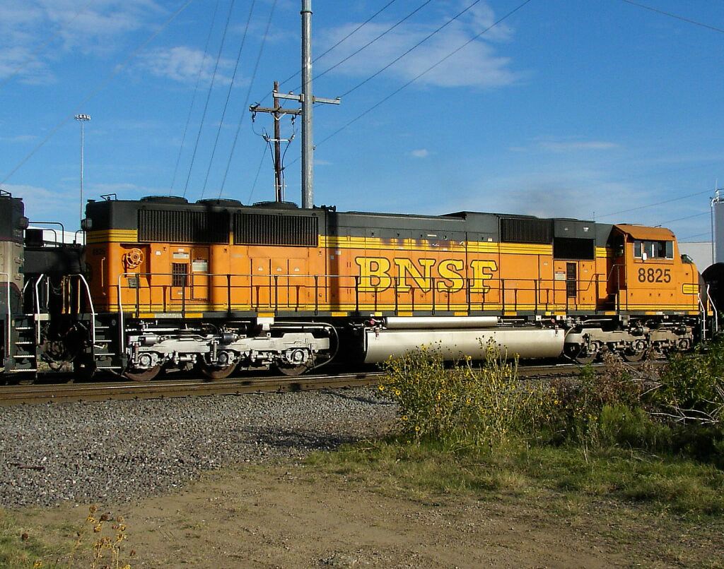 BNSF 8825